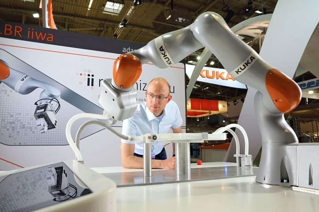 KUKA Roboter traz para a Expomafe 2019 o RoboCoaster e realidade virtual
